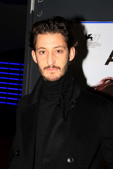 Photo La tête dans un immense bocal Pierre Niney s est lancé dans