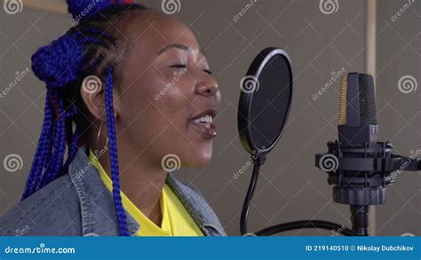 Joven Negra Músico Cantando En Un Micrófono En Un Estudio De Grabación