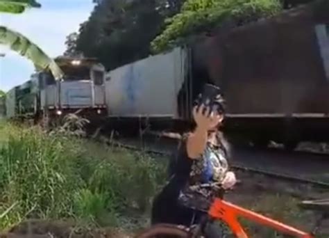 VIDEO Ciclista Es Golpeada Por Un Tren Mientras Se Tomaba Una Selfie