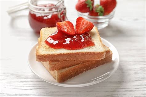 Pan Sabroso De La Tostada Con La Mermelada De Fresa Foto De Archivo