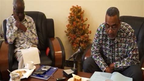 MIAKAKADHA YA MAREHEM MAALIM NANI KAVAA KIATU KWA KUJIBU MASWAL NA