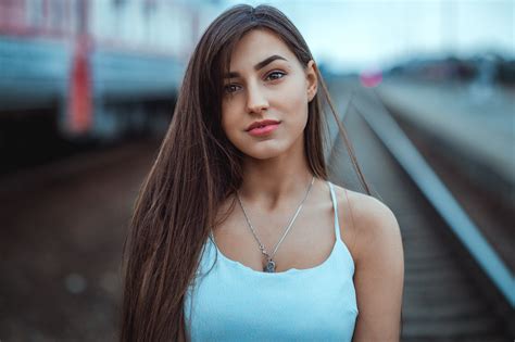 壁纸 妇女 面对 项链 长发 肖像 景深 户外户外 铁路 2048x1365 Motta123 1160587 电脑桌面壁纸 Wallhere 壁纸库