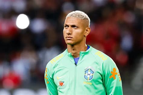 Richarlison craque da seleção brasileira de futebol faz tatuagem do
