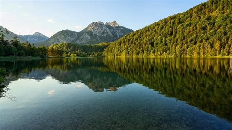 Odbicie lasów i gór w jeziorze Schwansee