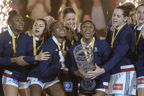 Décembre 2017 l équipe de France féminine de handball est sacrée