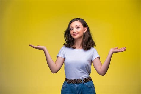 Jeune Fille Fait Un Visage Surpris Photo Gratuite