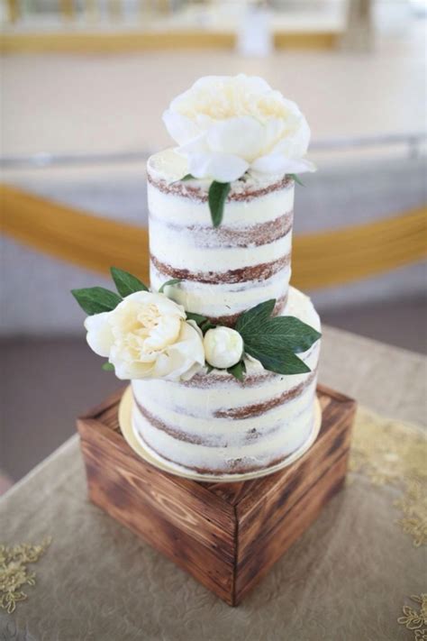 Superbe G Teau Nu Avec Des Roses Blanches Pour Un Mariage