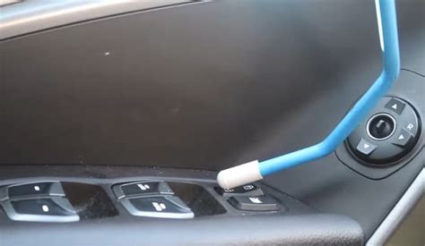 Cómo abrir una puerta de coche cerrada sin llave 5 maneras Fetasa