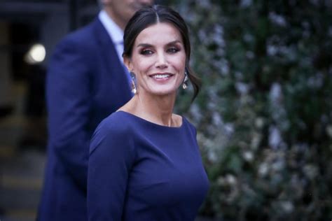 Königin Letizia im blauen Kleid Vorne brav hinten sexy
