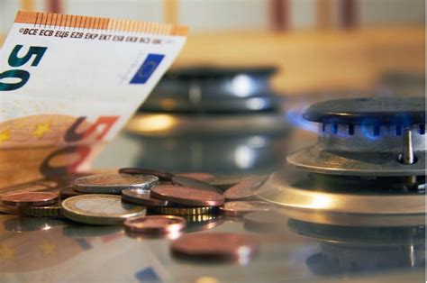 Novità bollette luce e gas dal 2022 cambiano i pagamenti fino a 10