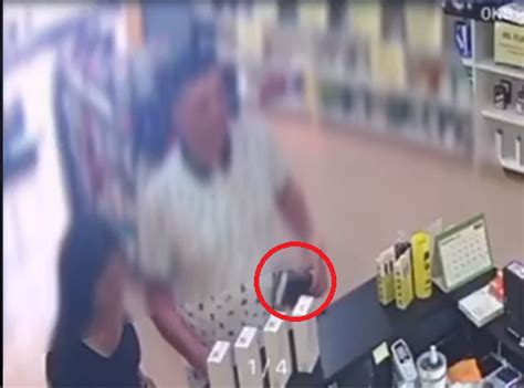 V Deo C Mera Flagra Momento Em Que Casal Furta Celulares Em Loja Clicrdc