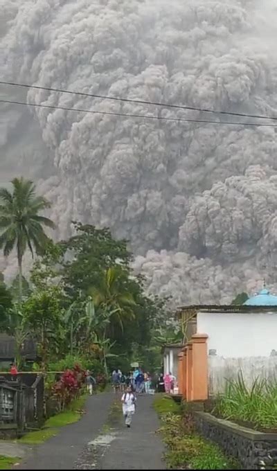 Gunung Semeru Meletus Hebat Warga Teriak Histeris Allahu Akbar Ya