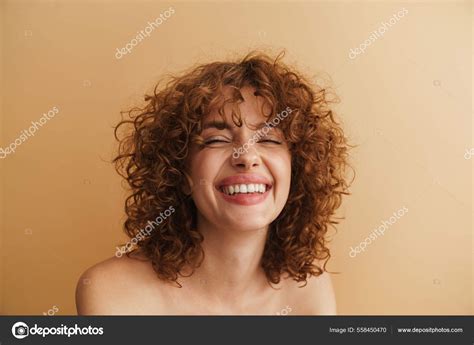 Mujer Pelirroja Semidesnuda Riendo Mientras Posa Cámara Aislada Sobre