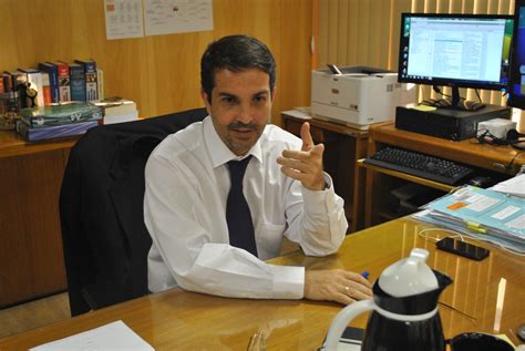 Ainda detém ou acha que detém um poder que não deveria diz