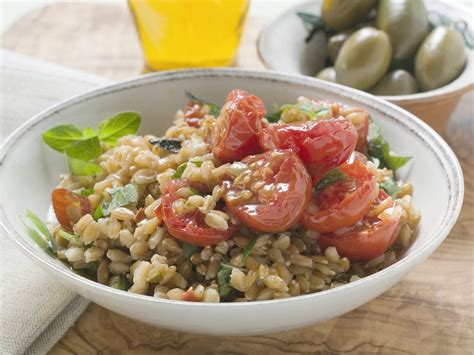 Salat aus Emmer Tomaten und Kräutern Rezept EAT SMARTER