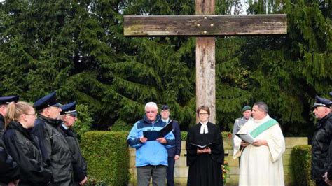 Volkstrauertag In Hude Zentrale Gedenkfeier Am November Mahnung
