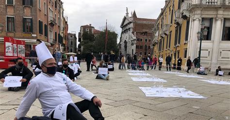 VENEZIA MODERNA RISTORATORI ED ESERCENTI APPARECCHIANO SUI MASEGNI