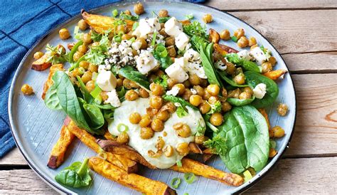 Loaded Zoete Aardappel Met Feta Kikkererwten Spinazie Yoghurtsaus