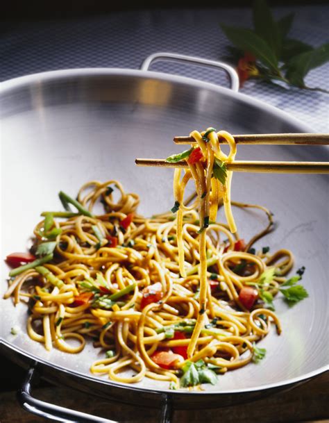Poêlé de nouilles chinoise à la sauce de soja pour 2 personnes
