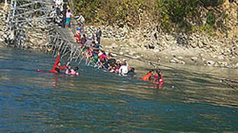 Nepal Al Menos 11 Muertos Y Cientos De Desaparecidos Al Caer Puente