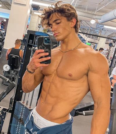 Musculargodsamongmen Tumblr Tumbex