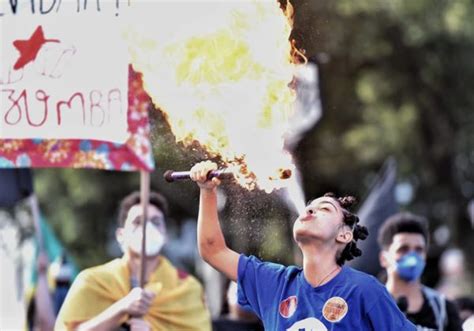 A Gazeta Manifestantes fazem ato contra Bolsonaro em Vitória