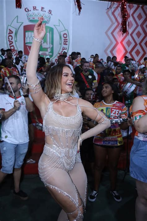Paolla Oliveira mostra samba no pé em último ensaio na quadra da Grande Rio