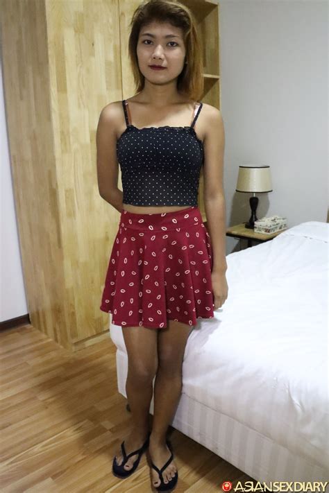 La petite maman asiatique July se déshabille pose nue et se fait
