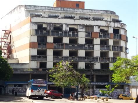 Vândalos depredam antigo prédio do INSS no centro de Maceió AL