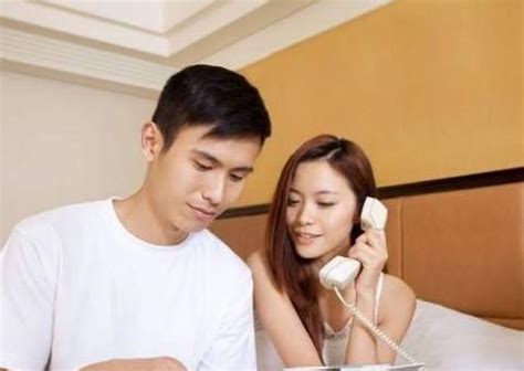 异地出差半夜给妻子打电话听到传来的声音丈夫愣住了 出差 妻子 打电话 新浪新闻