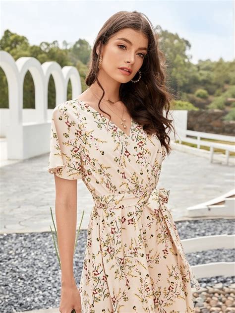 SHEIN Mulvari Vestido con cinturón con estampado floral de margarita
