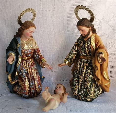 Nacimiento José y María con niño tallado en madera con aplicación de