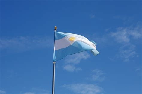 Bandera argentina ondeando en el mástil Foto Premium