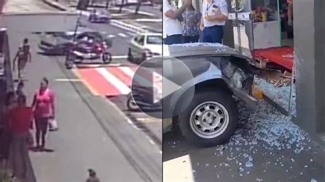 Motorista Perde Controle De Ve Culo E Arrebenta Carro Em Blindex De