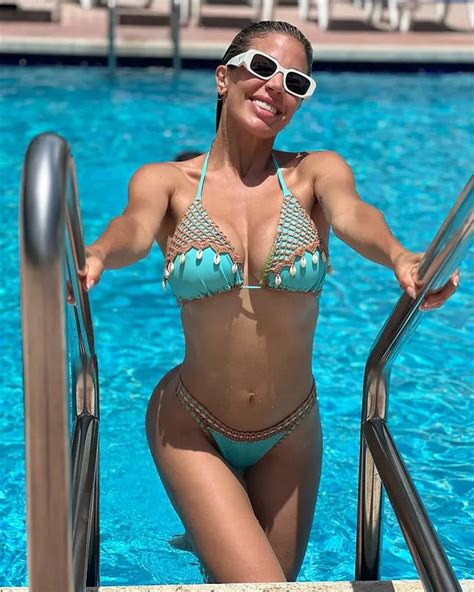 Virginia GALLARDO se fotografió en MICROBIKINI celeste con detalles muy