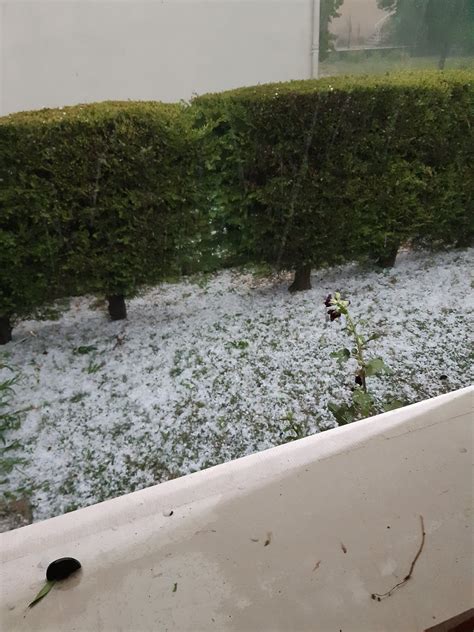 Météo Pluies diluviennes grosses rafales de vent et grêlons énormes