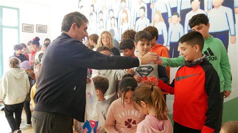 El Coro Infantil Pedro Mena Recibe De Manos Del Alcalde El Pin De Adra