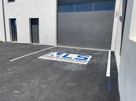 Réalisation de marquage au sol avec pochoirs Marquage Accessibilité