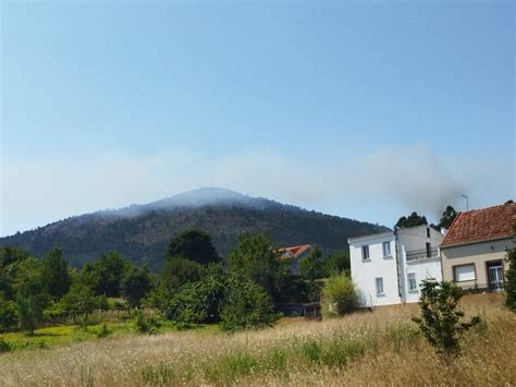 VÍDEOS Un nuevo foco reactiva el incendio de A Pobra do Caramiñal