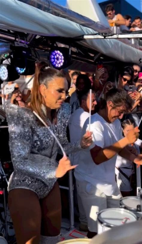 Ivete Sangalo e o filho tocam percussão juntos em bloco de Salvador