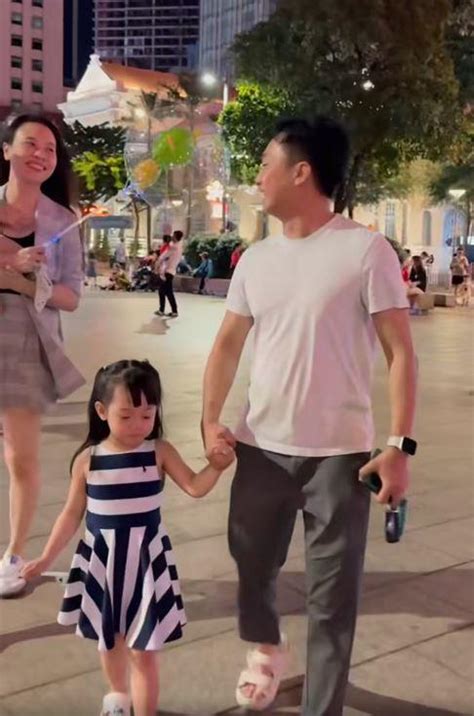 Vợ chồng đại gia phố núi Cường Đôla Đàm Thu Trang tự chăm hai con