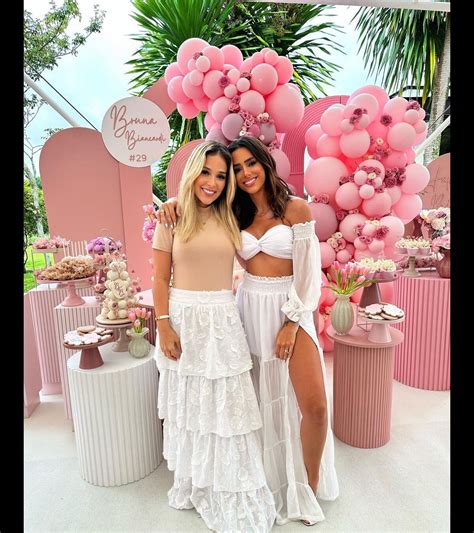 Foto Grávida de Neymar Bruna Biancardi recebeu Bianca Coimbra em sua
