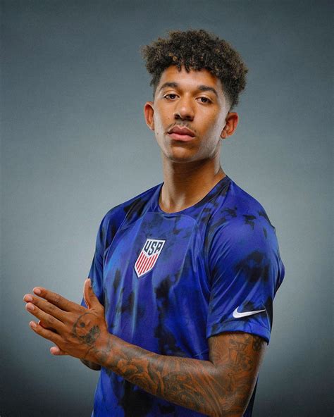 Nike lộ diện trang phục thi đấu sân nhà tại World Cup 2022 Neymar Sport