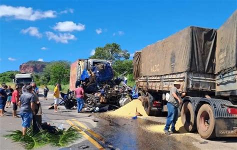Grave acidente entre carretas deixa ao menos uma pessoa morta e três