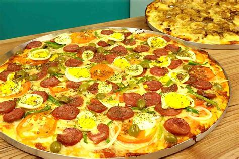 Pizza caseira deliciosa e fácil de fazer para você economizar sem abrir
