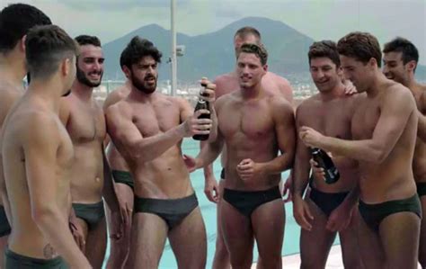 Antes de muito sexo em 365 da Netflix galã já ficava nu em atração de