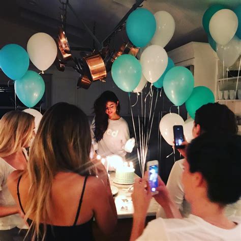 Selena Gomez celebra aniversário sem a presença do namorado MoveNotícias