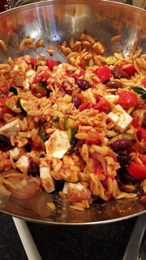 Salade de pâtes grecques à la feta et aux légumes grillés Veganitude