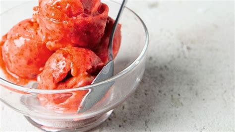 La recette très facile et sans sorbetière de la glace à la fraise