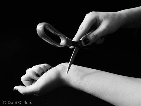 Self harm Tự tổn thương bản thân tự cắt Tiếng gào trong câm lặng